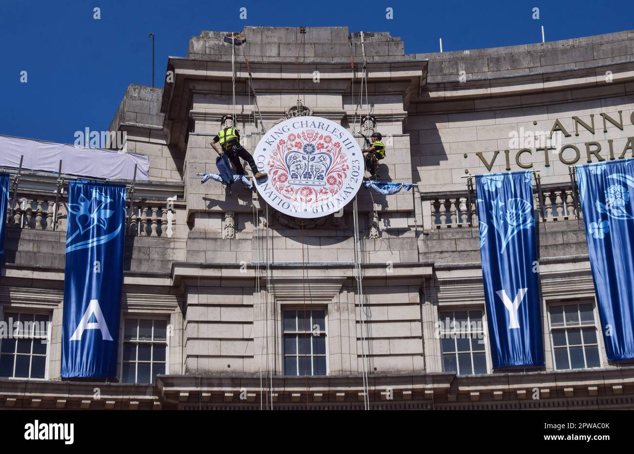 Official king charles iii coronation emblem hi-res stock photography ...