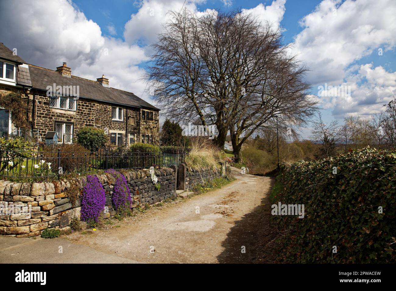 18th century row of cottages hi-res stock photography and images - Alamy