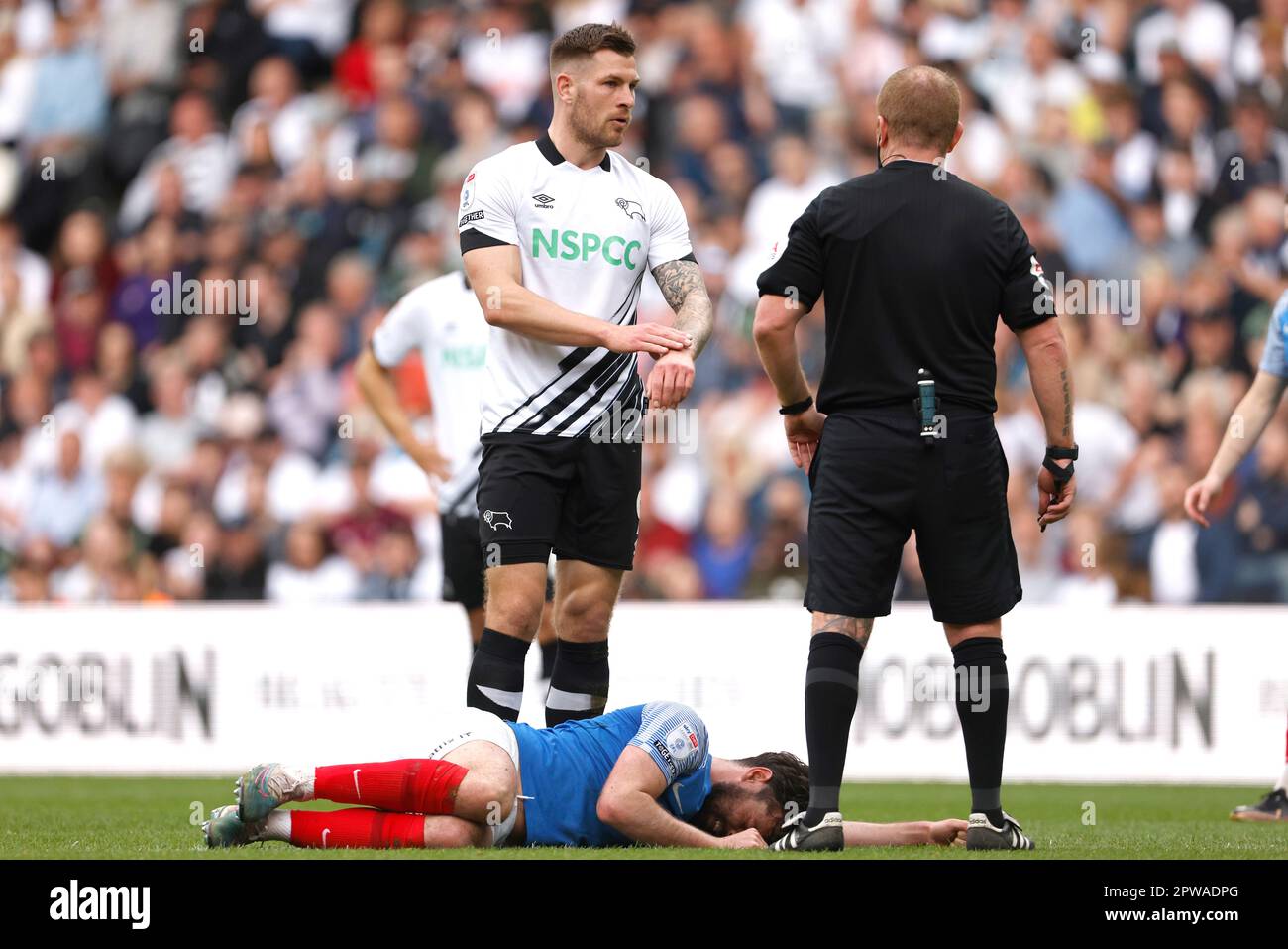 Time wasting football hi-res stock photography and images - Alamy