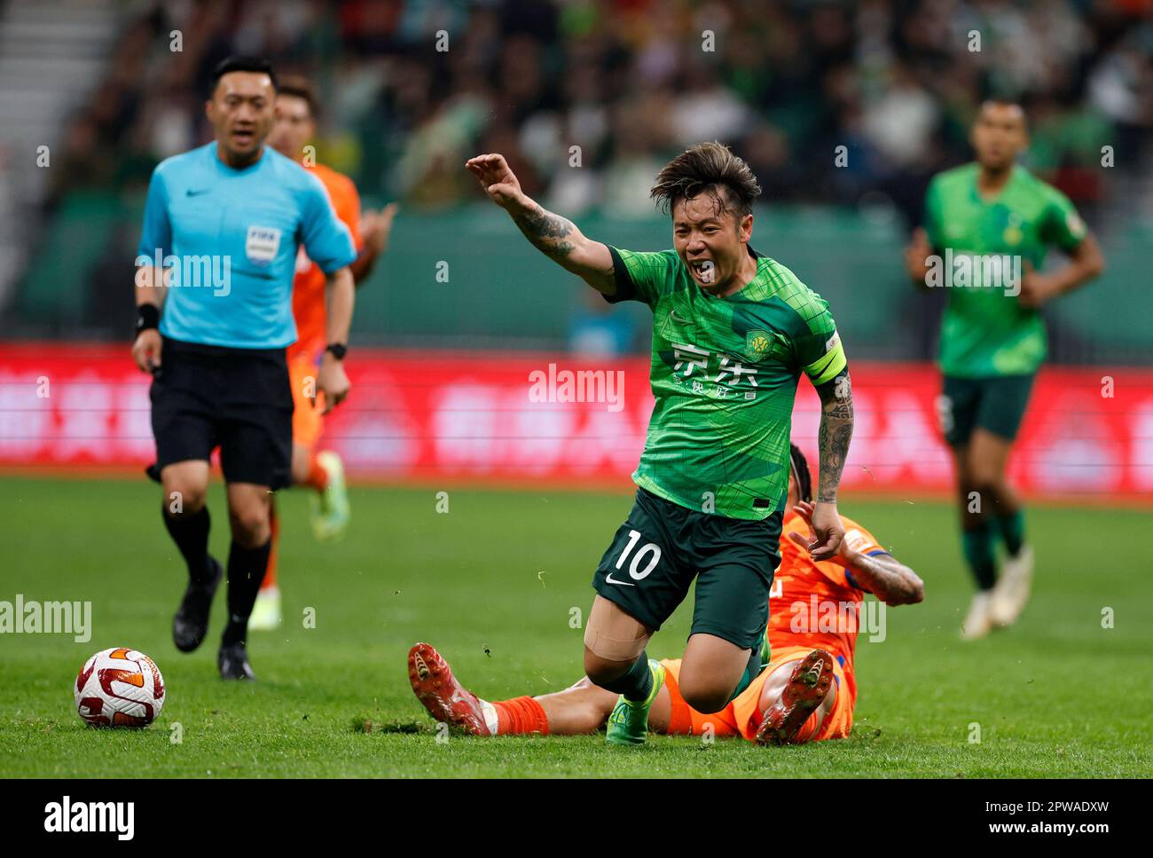 Beijing, China. 29th Apr, 2023. Crysan (down) of Shandong Taishan vies ...