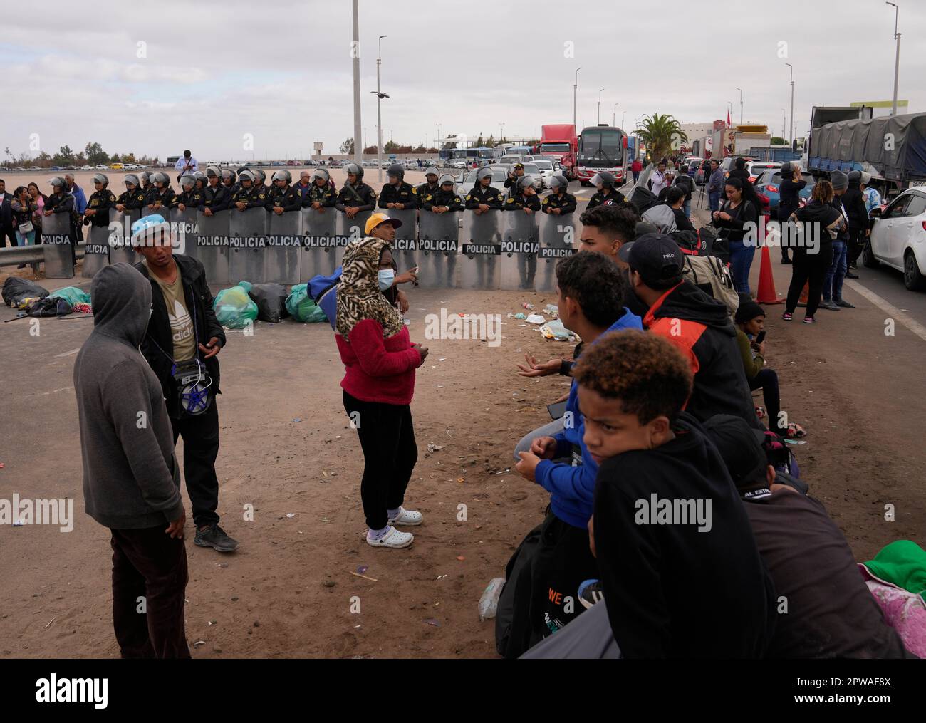 Venezuelan migrants block the entrance to Chile with garbage front a ...
