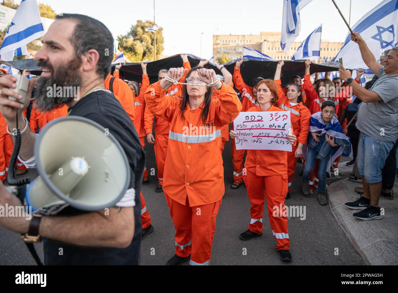 Orange convict uniforms hi-res stock photography and images - Alamy