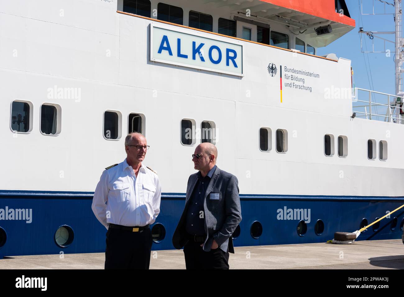 Kiel, Deutschland, 29. April 2023. Der Kapitän Jan Lass im Gespräch mit ...