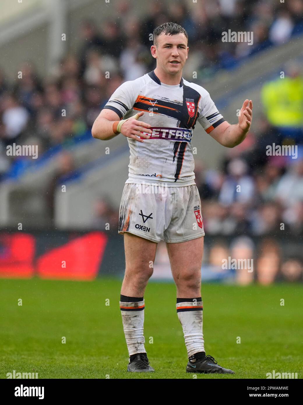 Harry Smith #7 of England shouts instructions during the Mid Season ...
