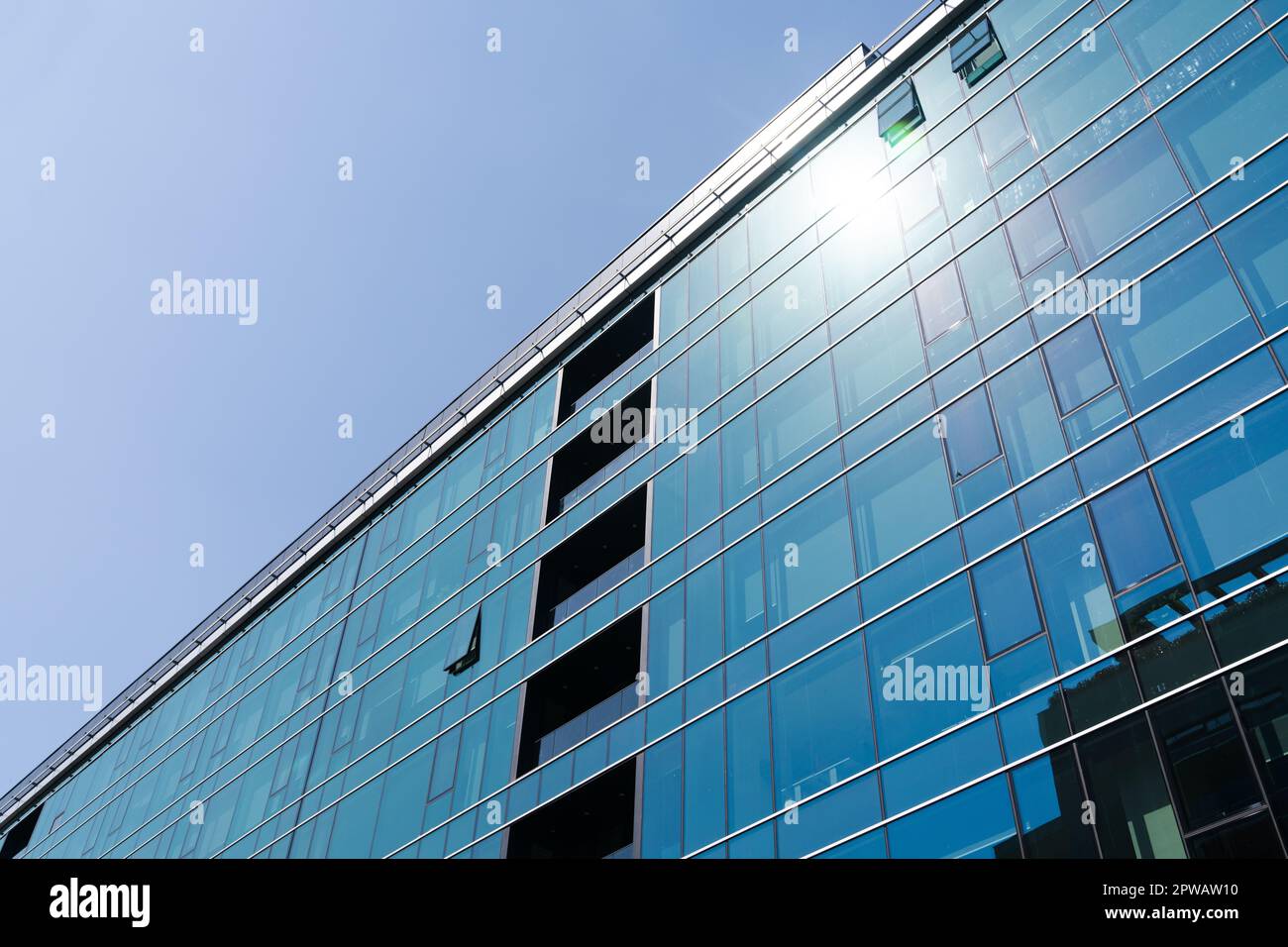 Urban glass facade hi-res stock photography and images - Alamy