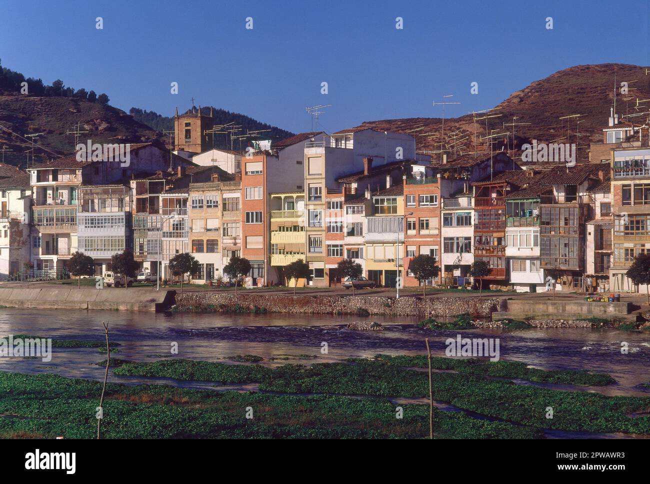 VISTA DEL PUEBLO Y RIO NAJERILLA - FOTO AÑOS 80. Location: EXTERIOR ...