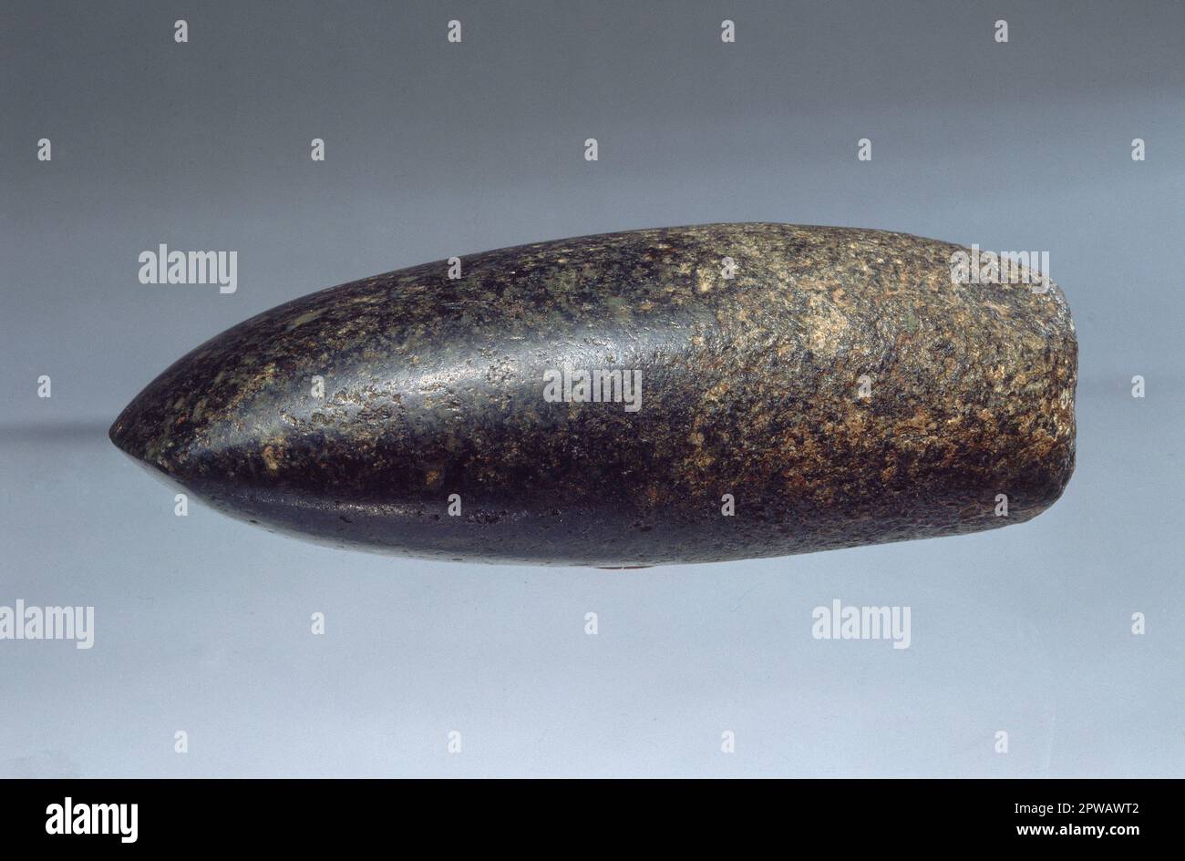 HACHA NEOLITICA DE PIEDRA PULIMENTADA Stock Photo - Alamy