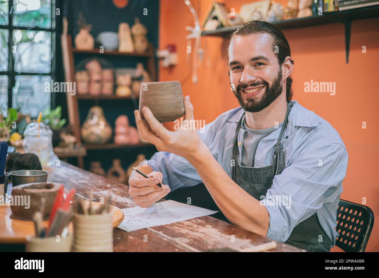 Clay pot maker hi-res stock photography and images - Alamy