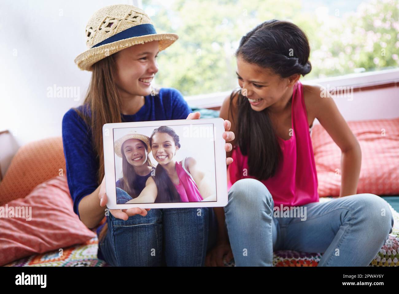 Im totally making this my profile pic. teenage friends taking a selfie ...