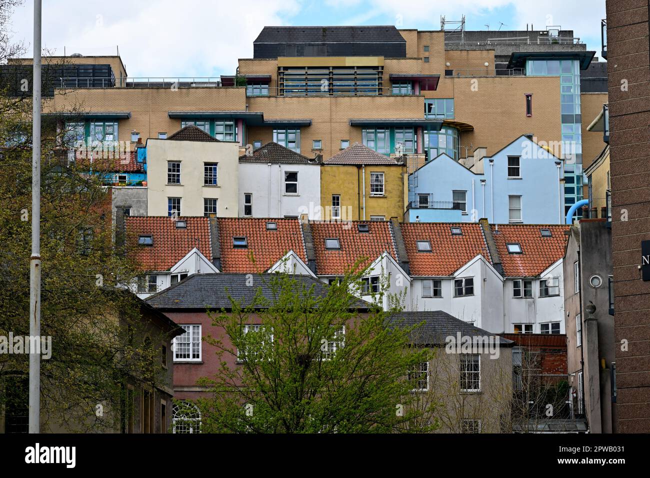 Buildings housing hi-res stock photography and images - Alamy