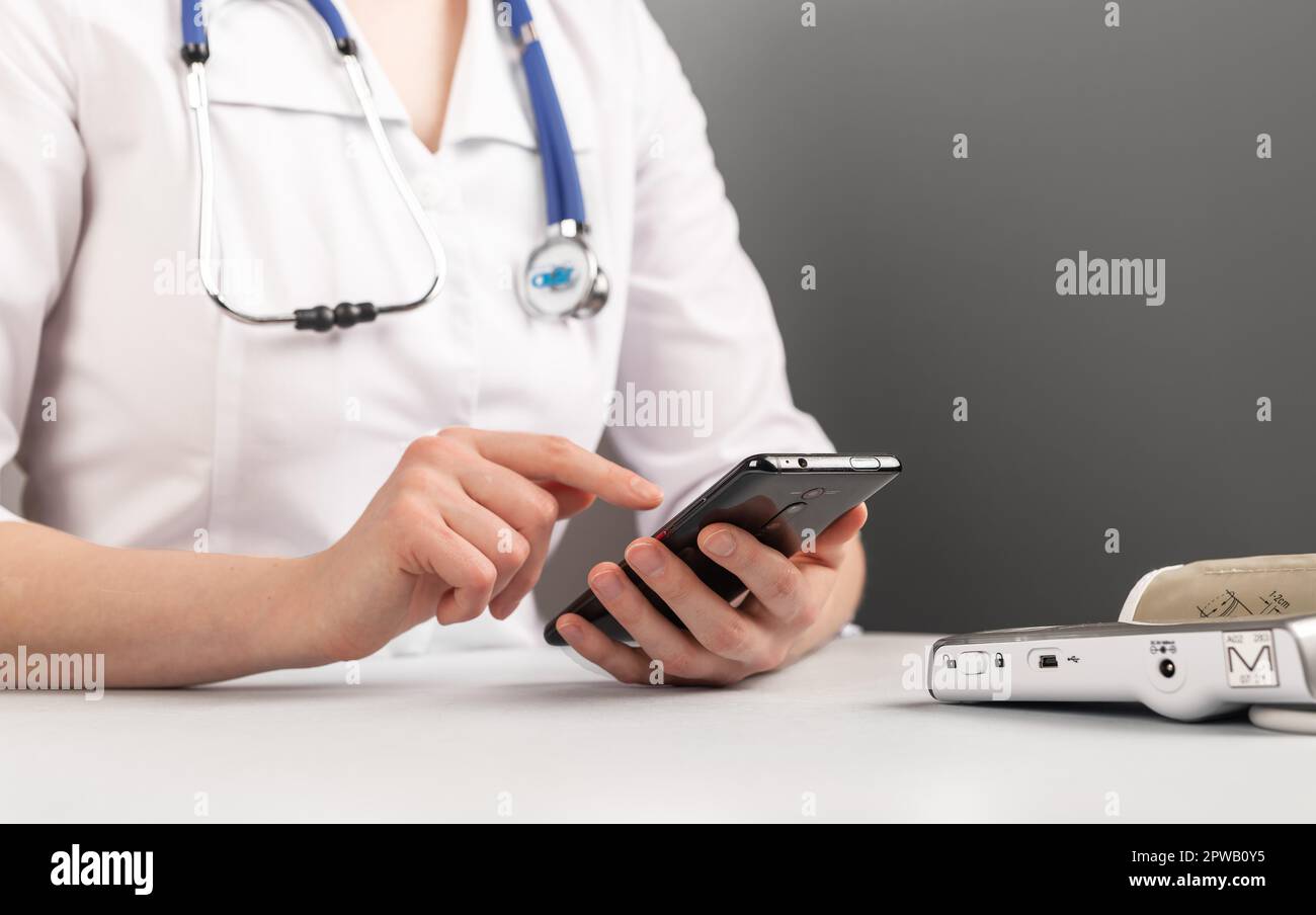 Doctor inform patient hi-res stock photography and images - Alamy