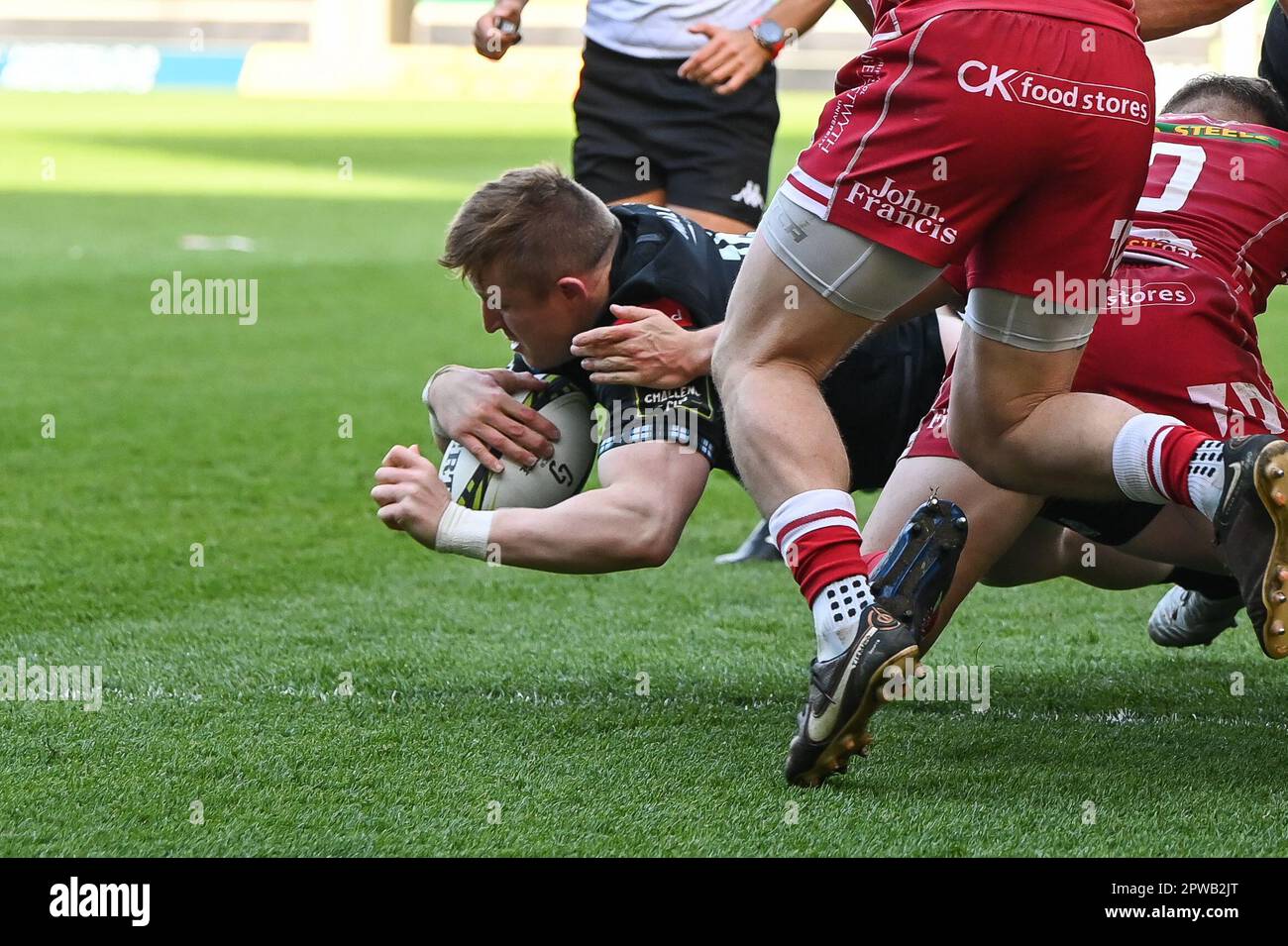 Johnny Matthews of Glasgow Warriors goes over for a try during the ...