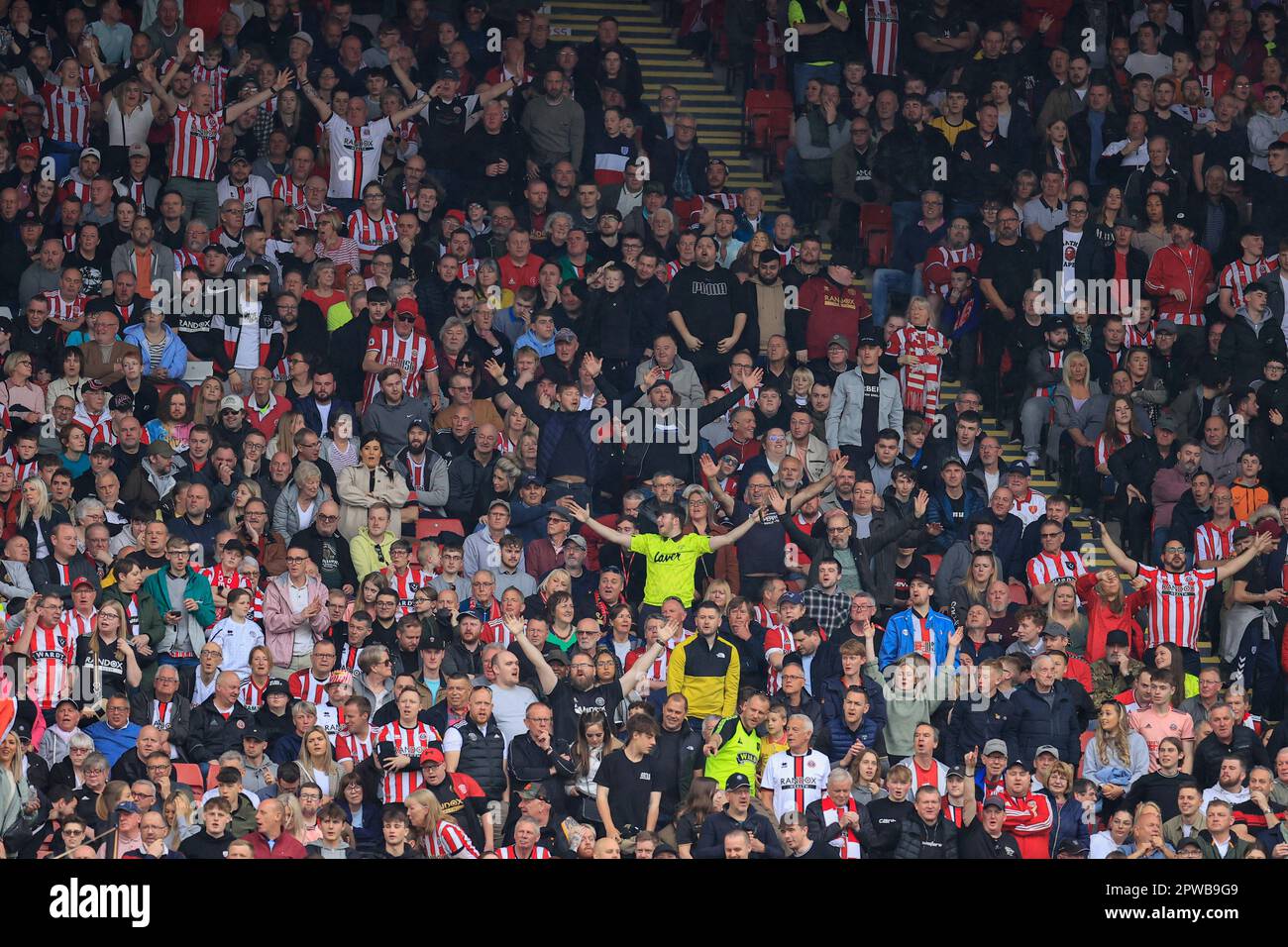 Sheffield united fans cheer on their team hi-res stock photography and ...