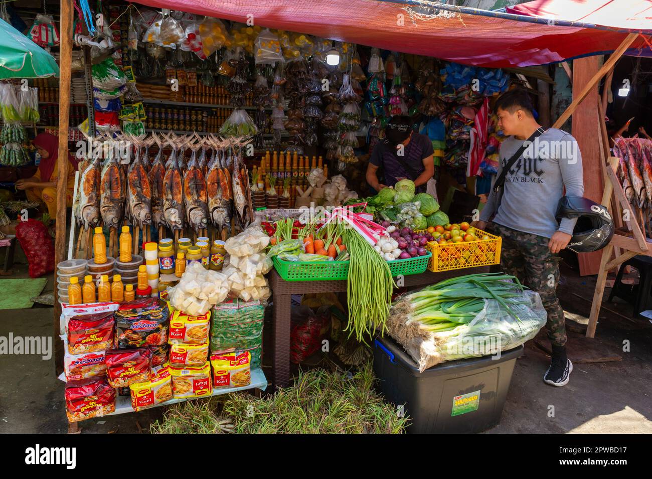 The street market at the Triskelion Islamic Community, Manila, The ...