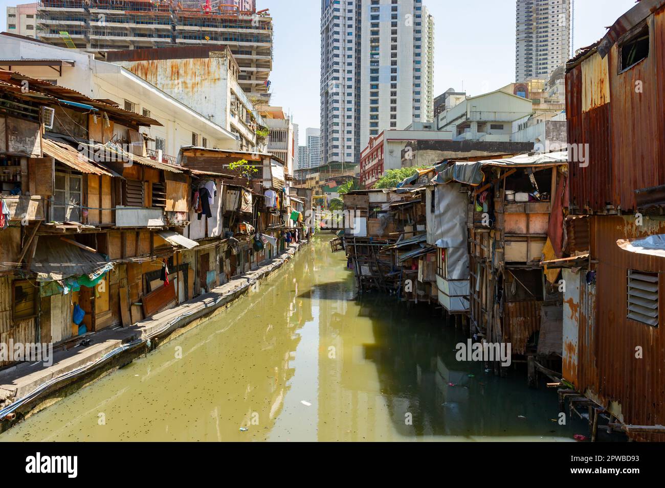 Canalside low quality housing in Manila,Philippines Stock Photo - Alamy