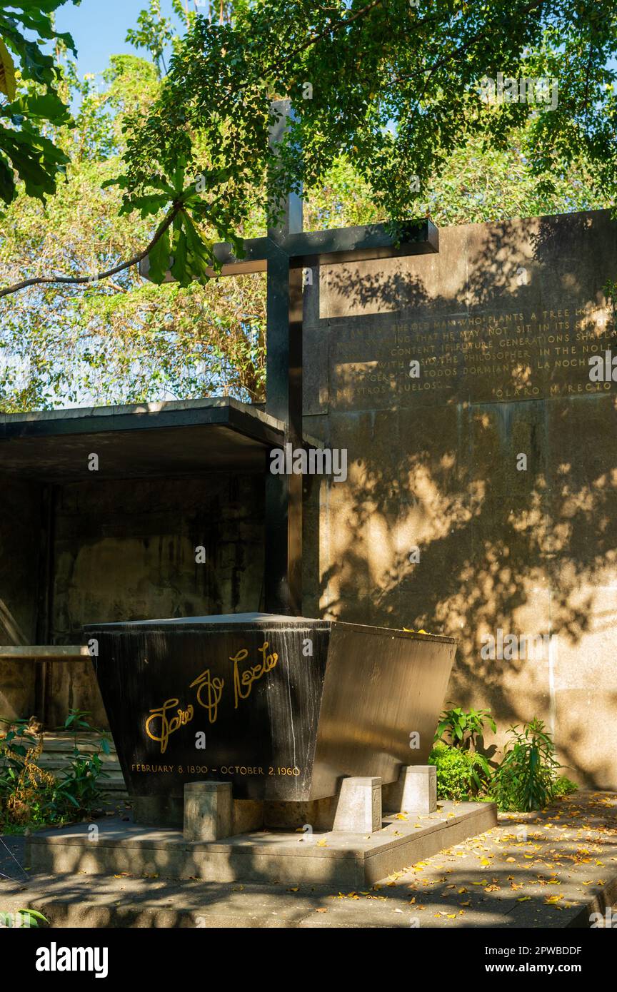 Filipino Mausoleum at the Manila North Cemetery, Manila, The ...