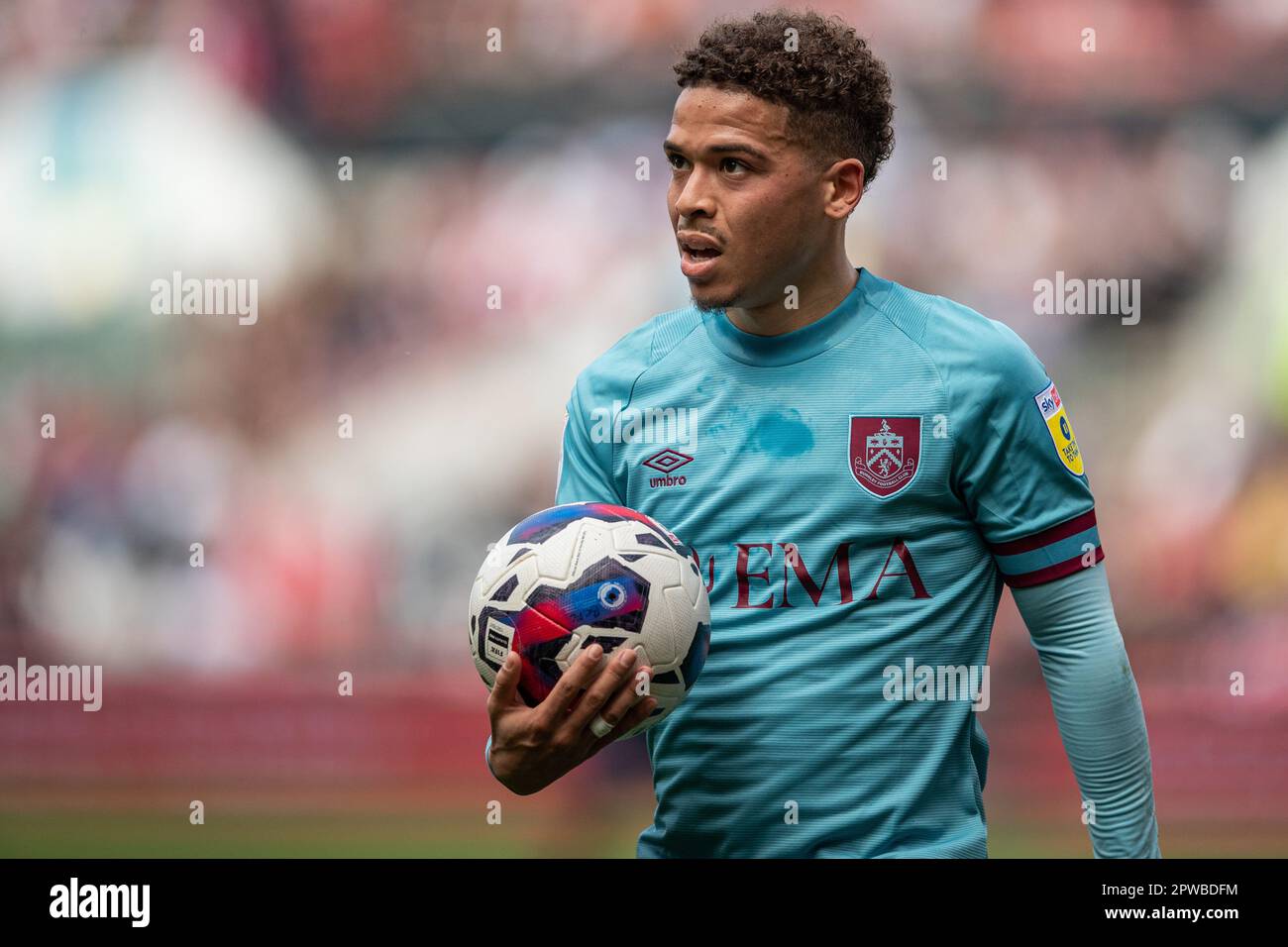 Manuel Benson #17 of Burnley during the Sky Bet Championship match ...