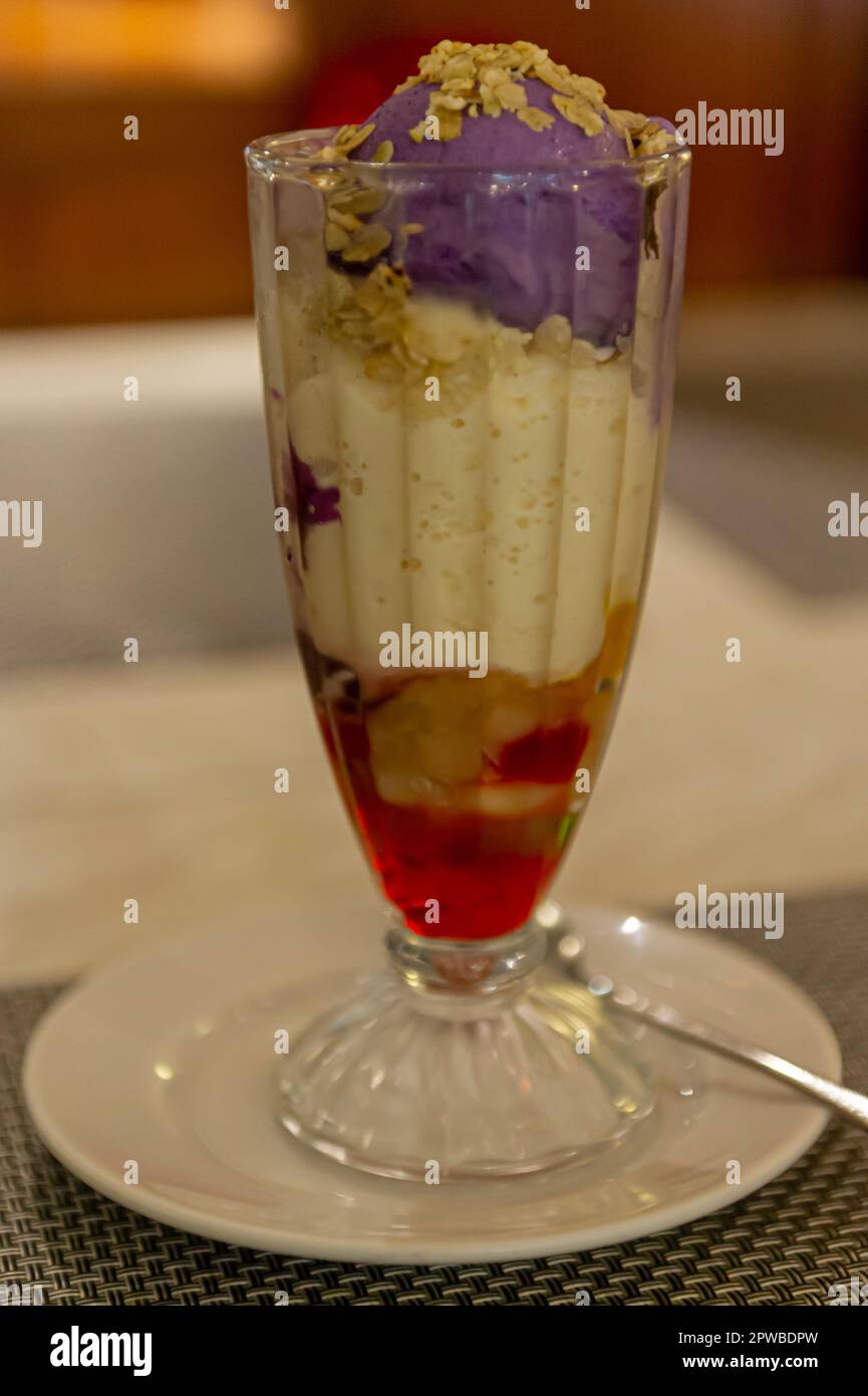 Filipino Halo Halo dessert Stock Photo - Alamy