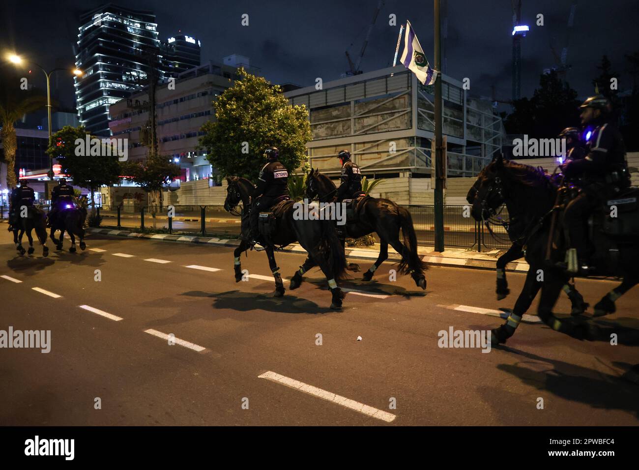 Israeli mounted police officers hi-res stock photography and images - Alamy