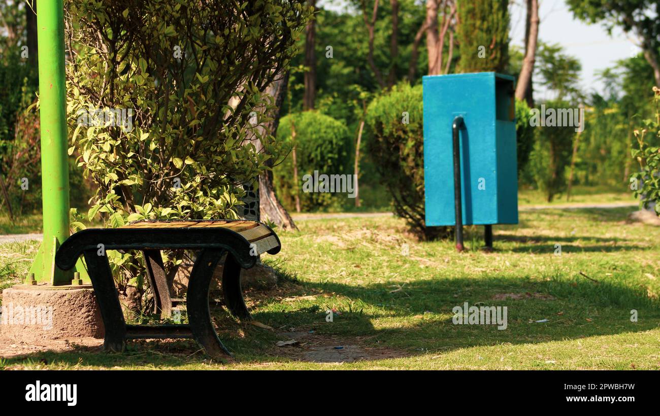 Bench dustbin hi-res stock photography and images - Alamy