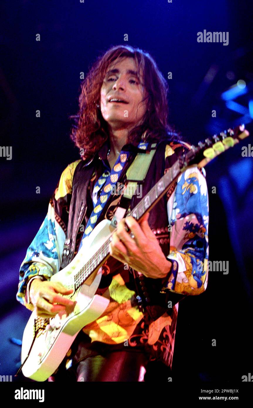 Steve vai photographs 1997 hi-res stock photography and images - Alamy
