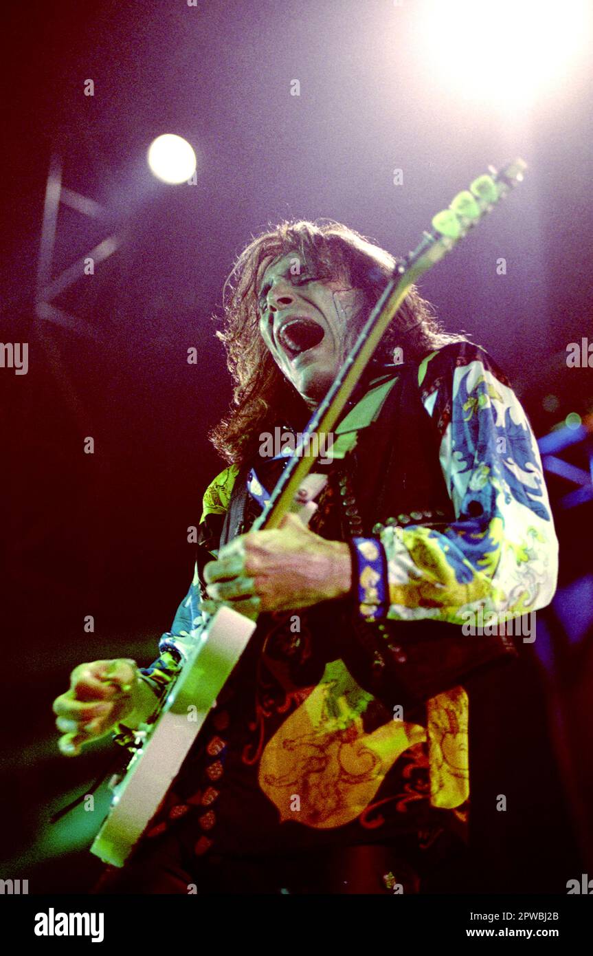 Steve vai photographs 1997 hi-res stock photography and images - Alamy