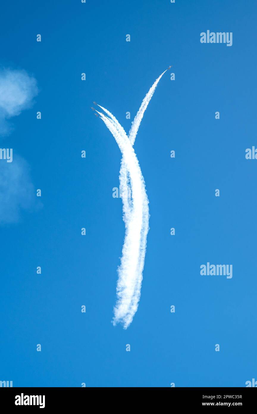 The Thunderbirds perform the high bomb burst maneuver during a practice ...