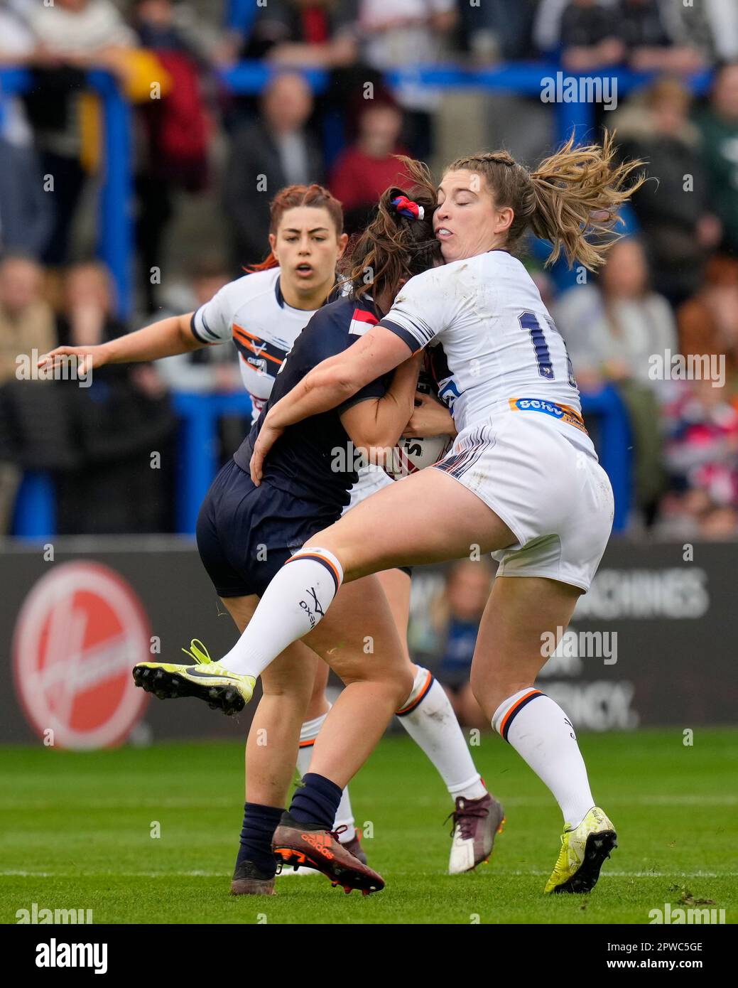 England makes a tackle hi-res stock photography and images - Alamy