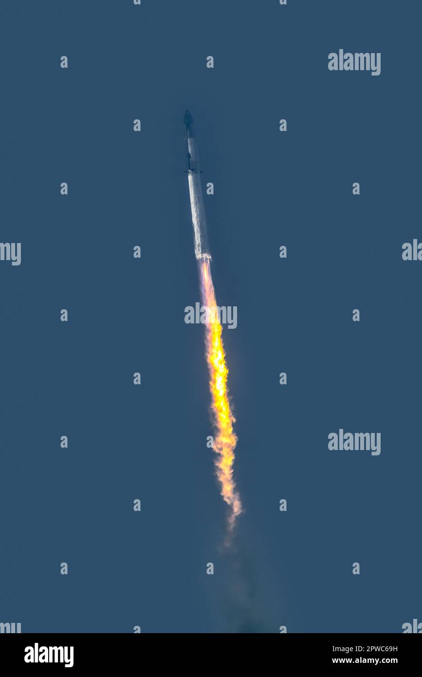 Cosmic starship hi-res stock photography and images - Alamy