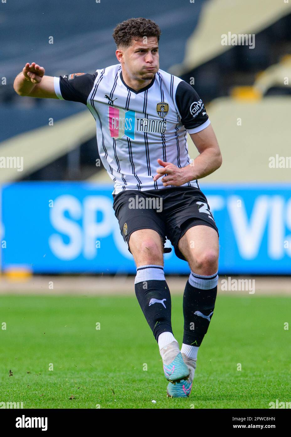 Ruben rodrigues notts county fc takes free kick hi-res stock ...