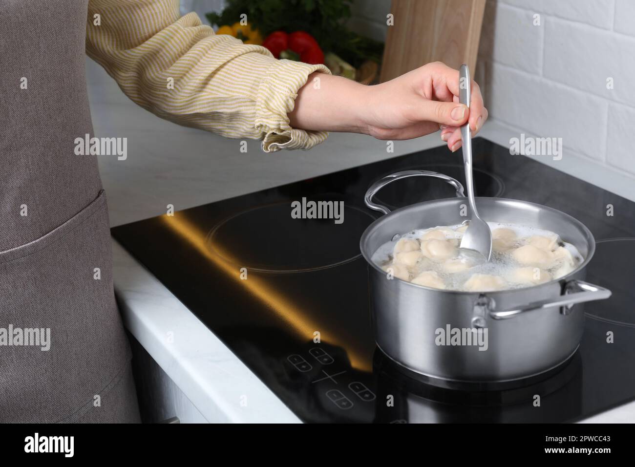 Saucepan filling with water hi-res stock photography and images - Alamy