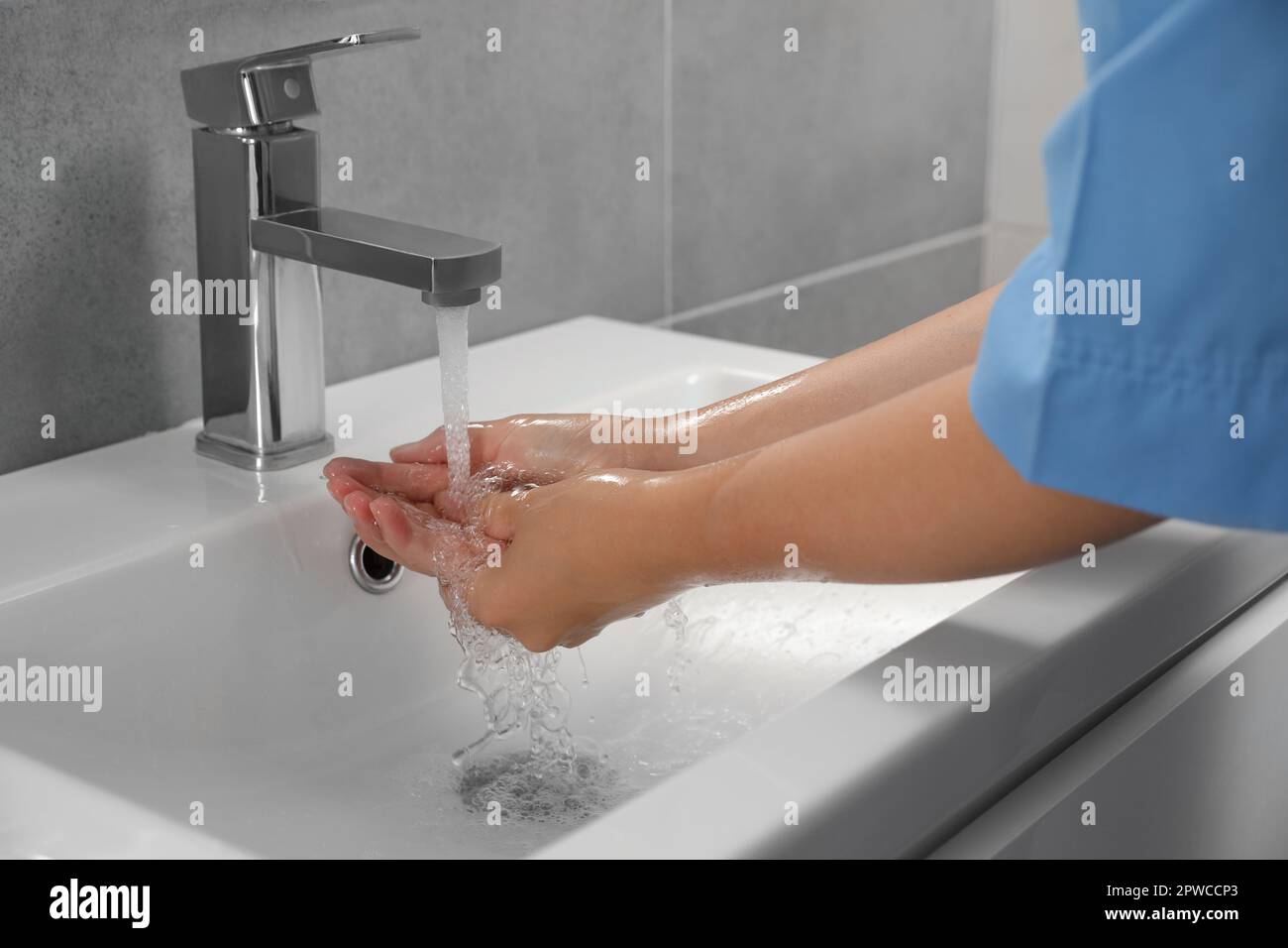 Doctor washing hands hi-res stock photography and images - Alamy