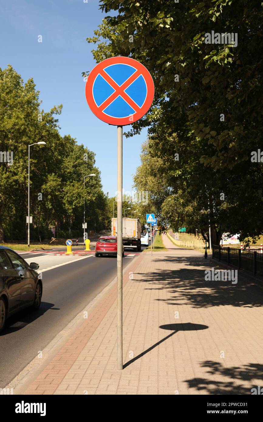 Red route no stopping sign hi-res stock photography and images - Alamy