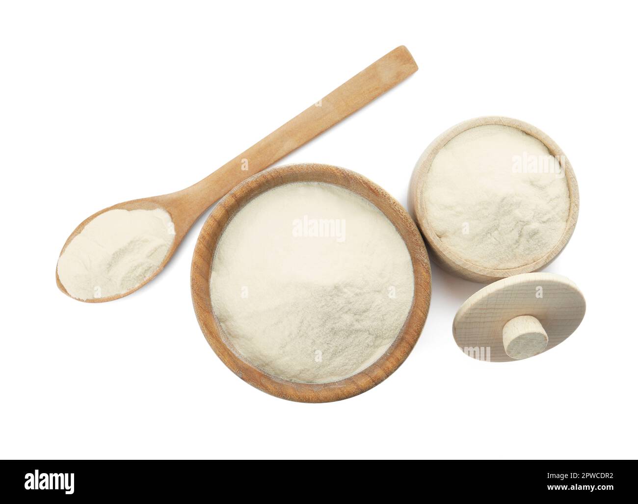 Wooden bowl, box and spoon of agar-agar powder on white background, top ...