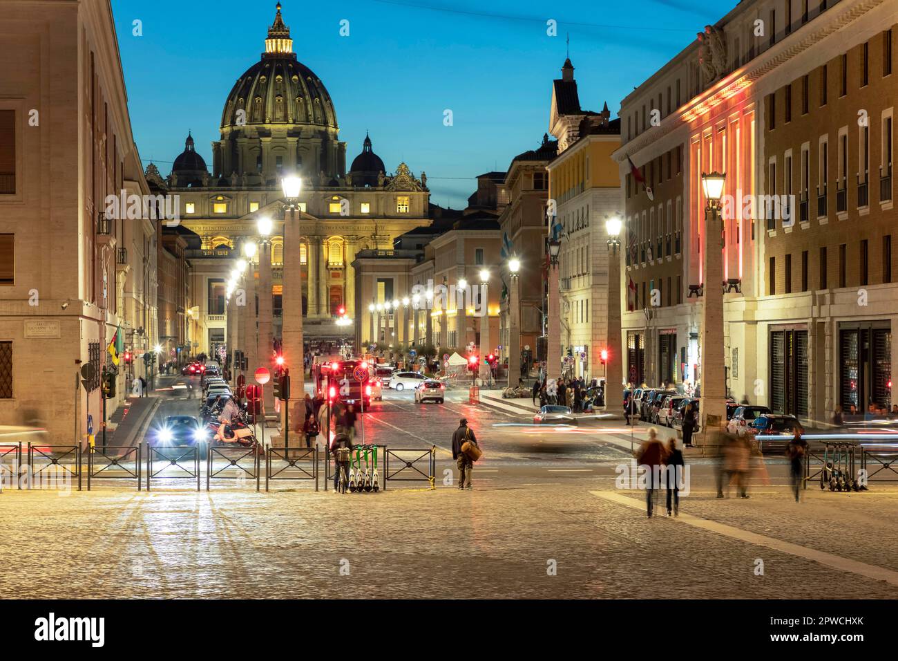 Street scene on Via della Conciliazione to St. Peter's Basilica in the evening light, Rome ...