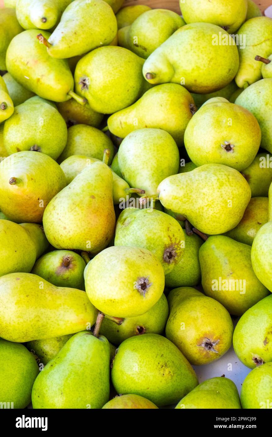 Green pears for sale at a market Stock Photo - Alamy