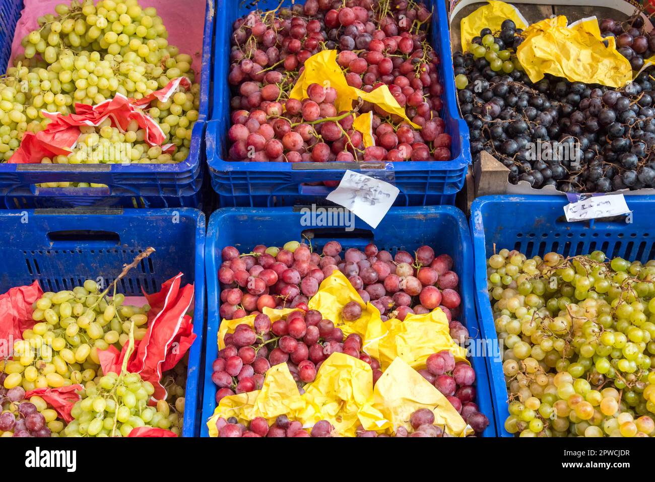Different types of grapes at a market in Istanbul Stock Photo - Alamy