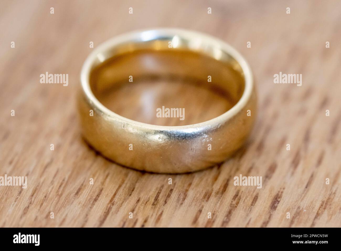 Golden wedding band hi-res stock photography and images - Alamy