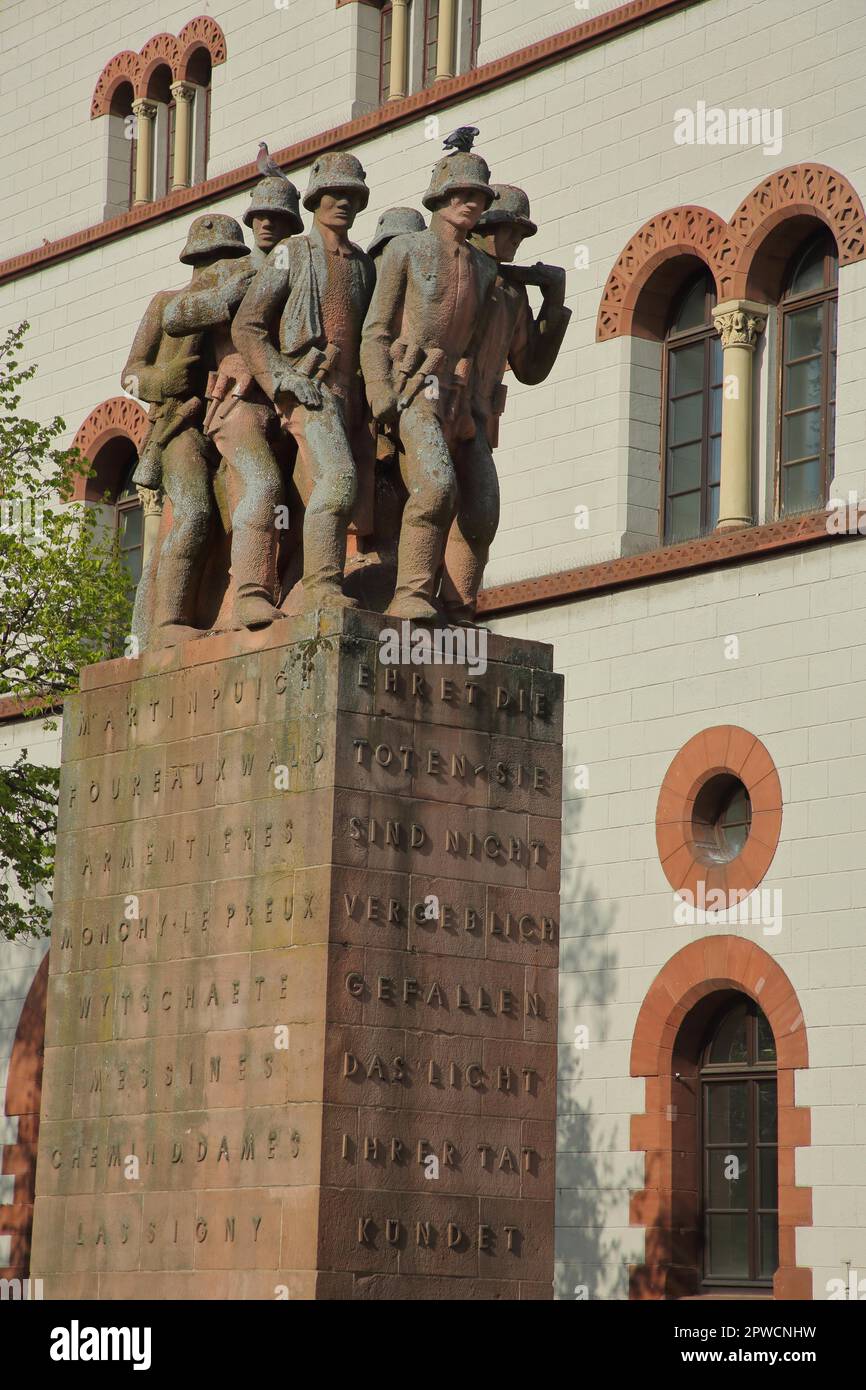 23 Monument war memorial, sculpture, troop, soldiers, figures ...