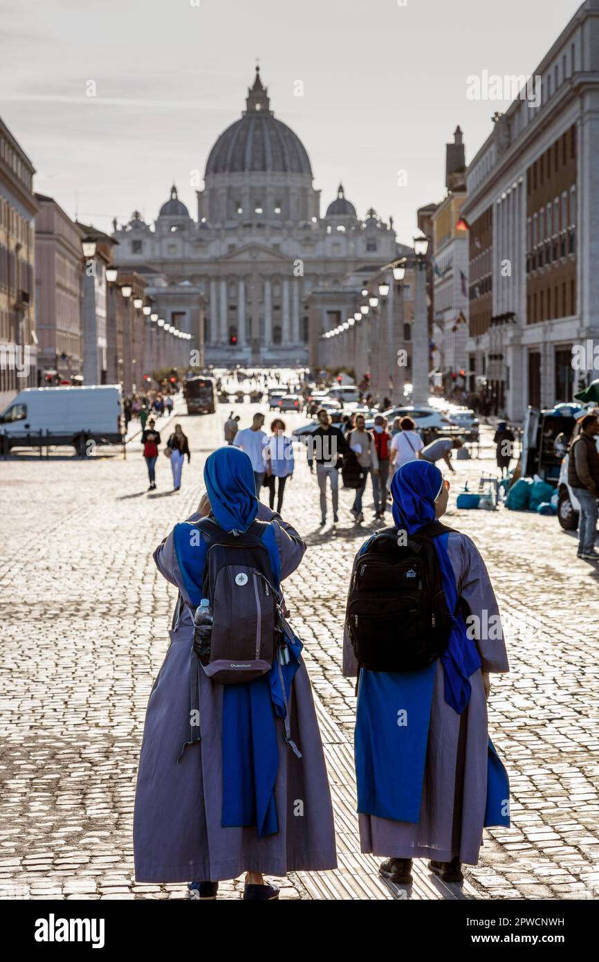 Two nuns on the Via della Conciliazione to St Peter's Basilica, Rome ...