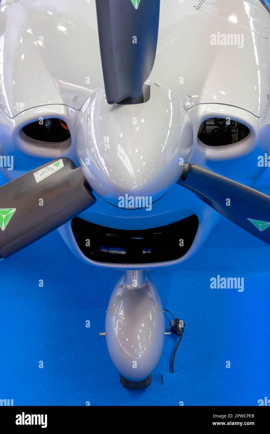 White engine cowling hi-res stock photography and images - Alamy