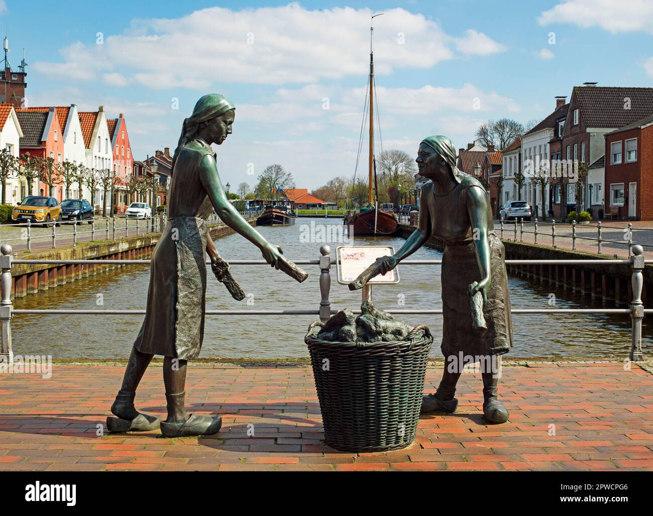 Peat woman, Toerfwieven, peat basket, sculptor Karl-Ludwig Boeke ...