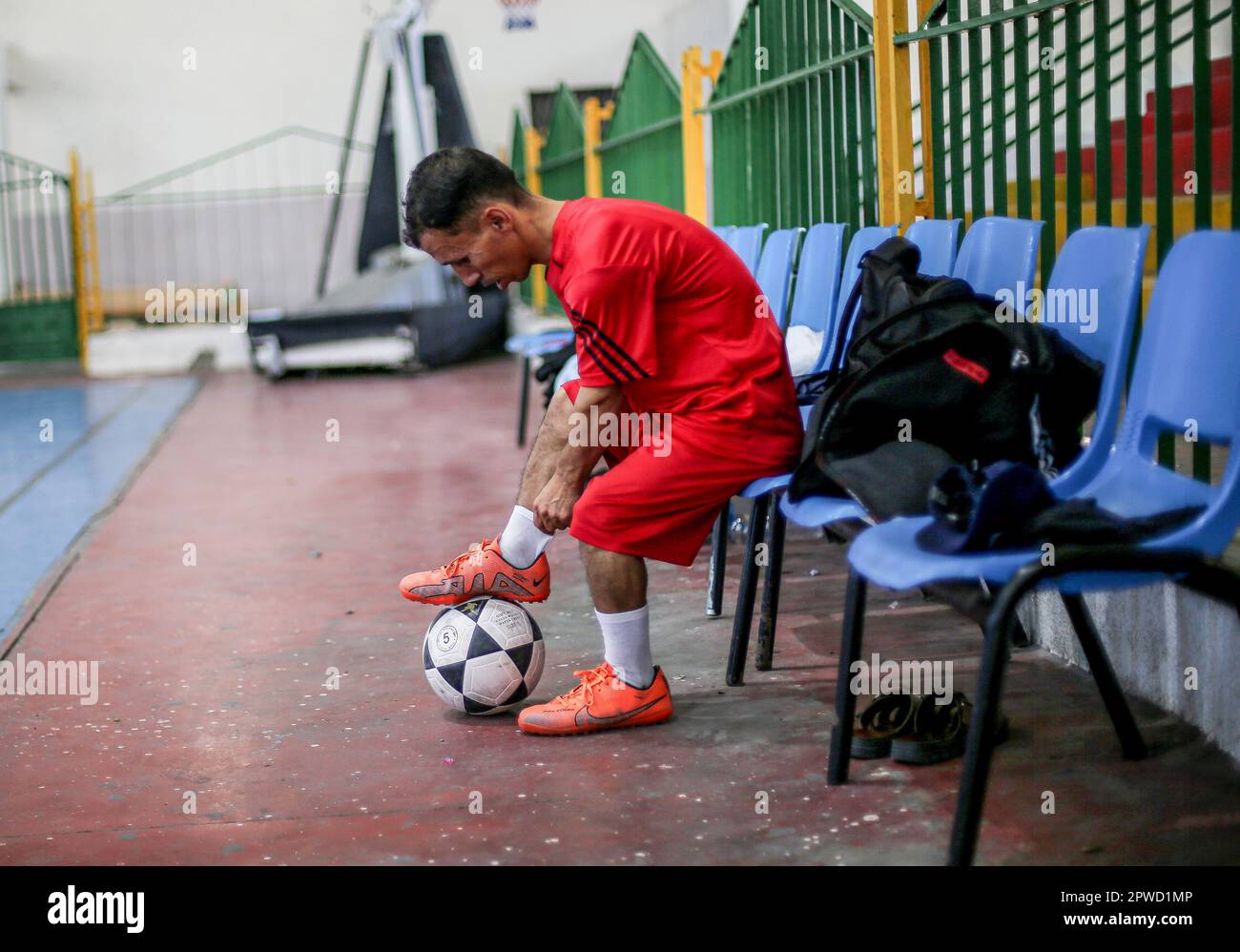 Gaza, Palestine. 29th Apr, 2023. Short-statured Palestinian seen tying ...