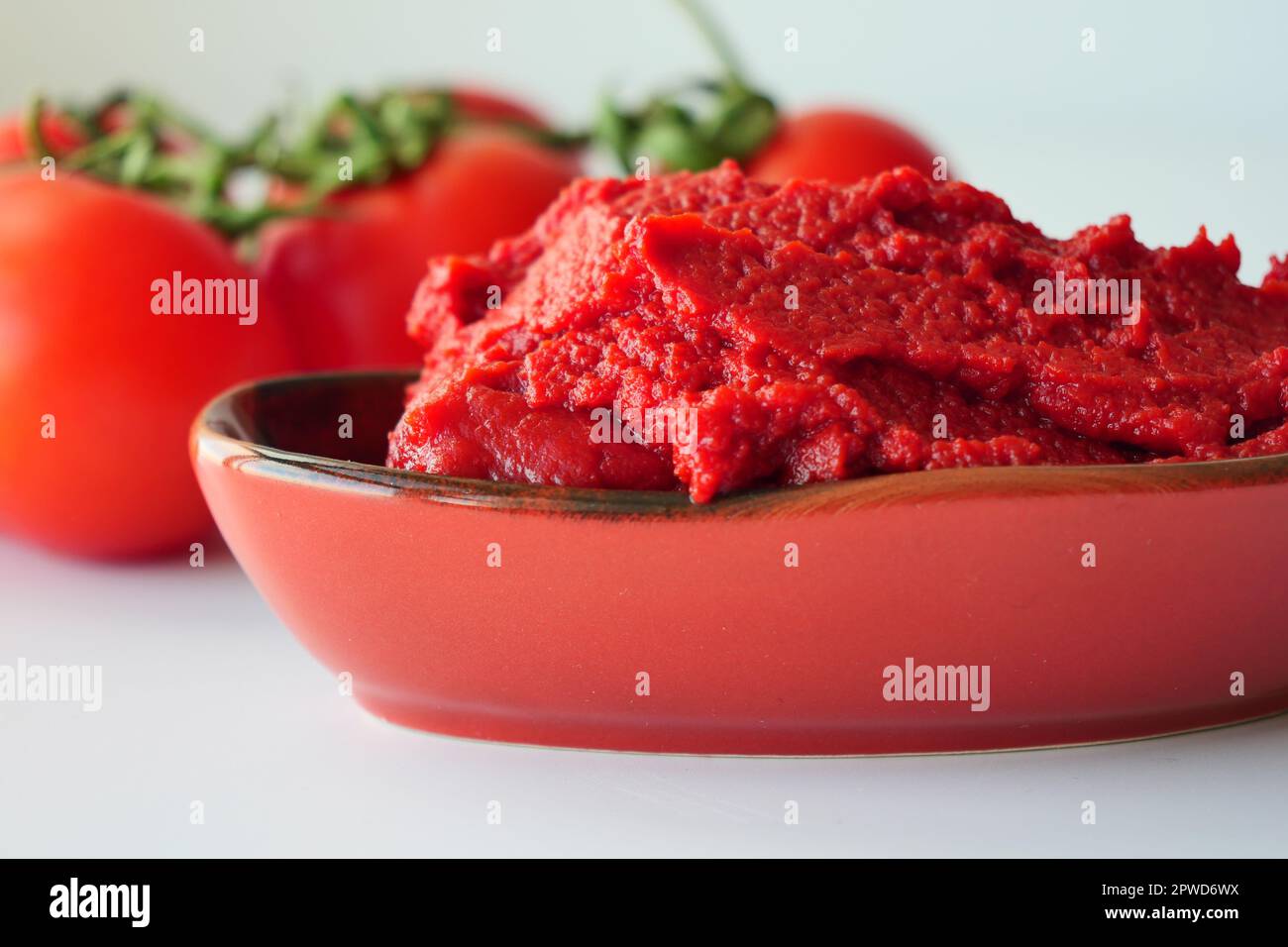 Tomato paste with ripe tomatoes Stock Photo - Alamy