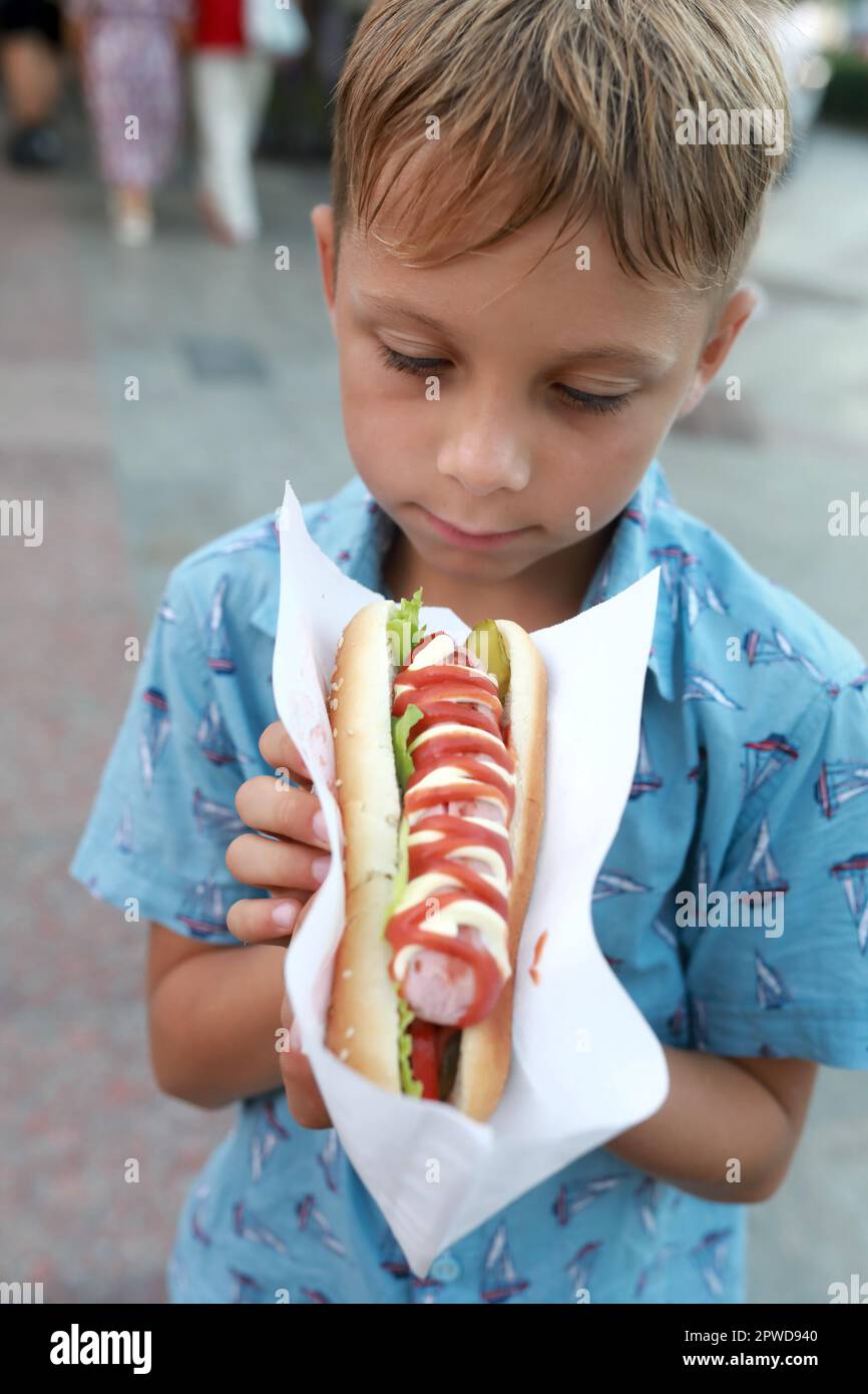 American child eating hot dog hi-res stock photography and images - Alamy