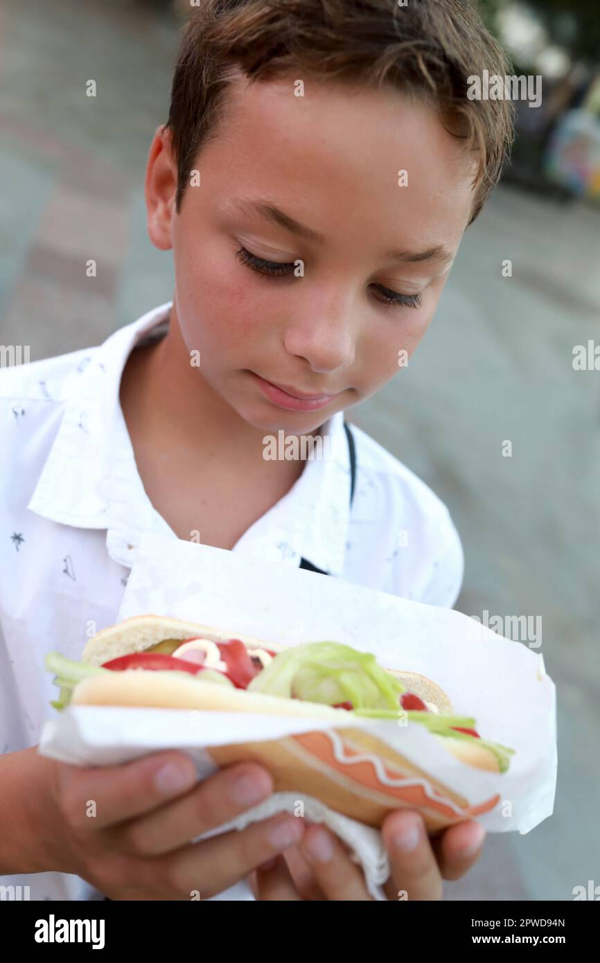 American child eating hot dog hi-res stock photography and images - Alamy