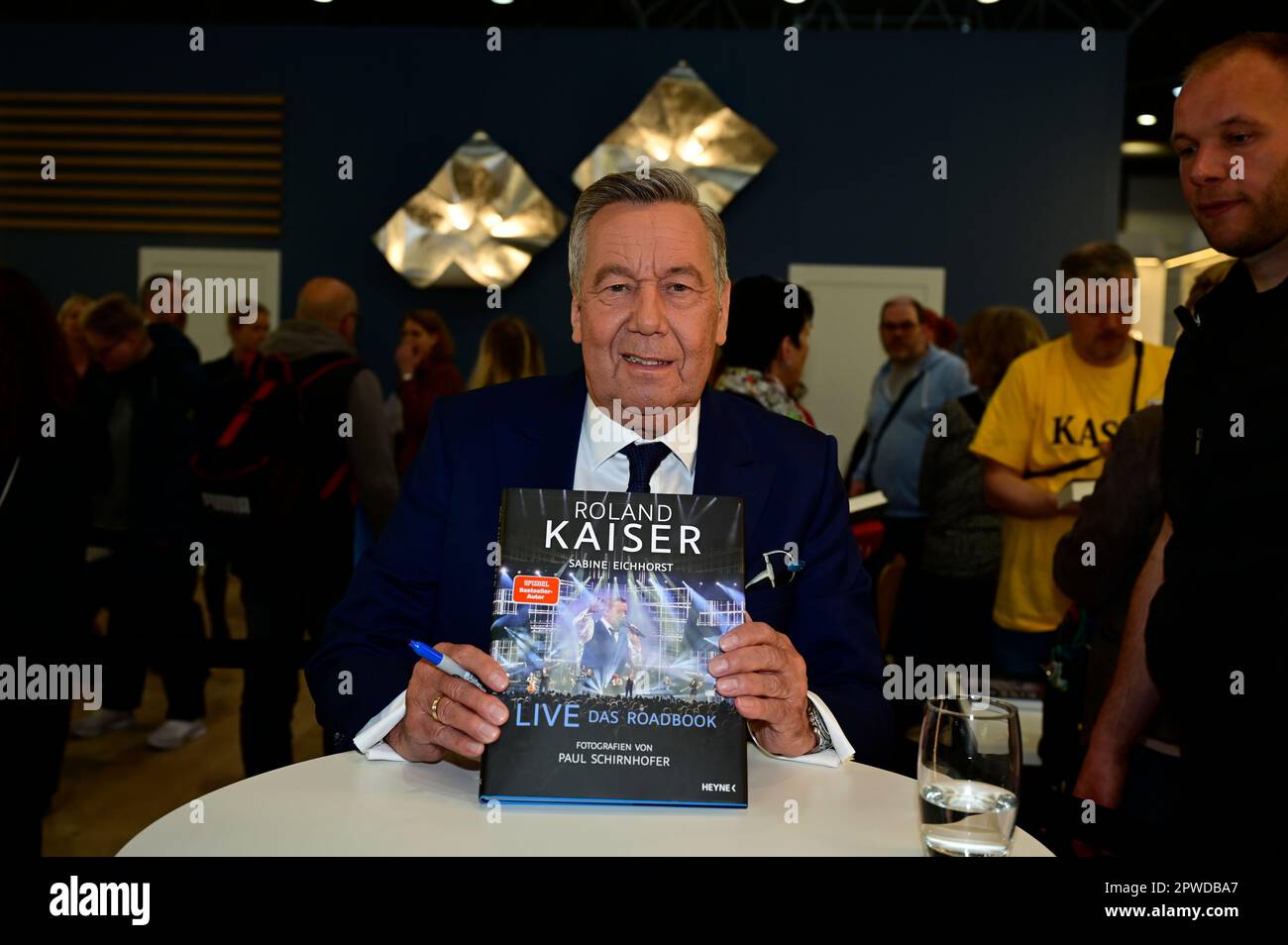 Roland Kaiser bei der Signierstunde "Live - Das Roadbook" am Messestand ...