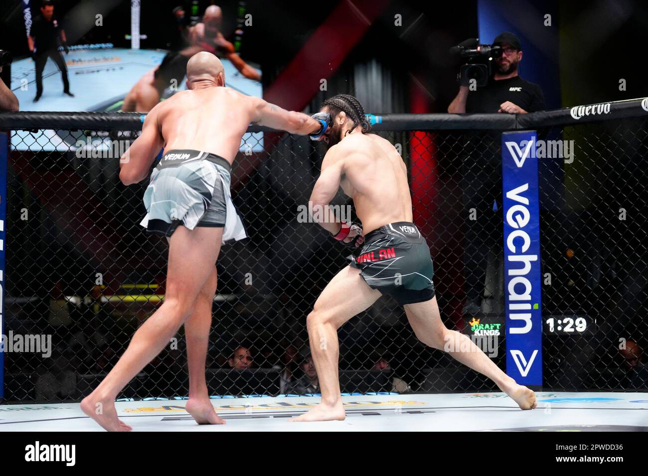 LAS VEGAS, NV - April 29: Josh Quinlan and Trey Waters fight in a ...
