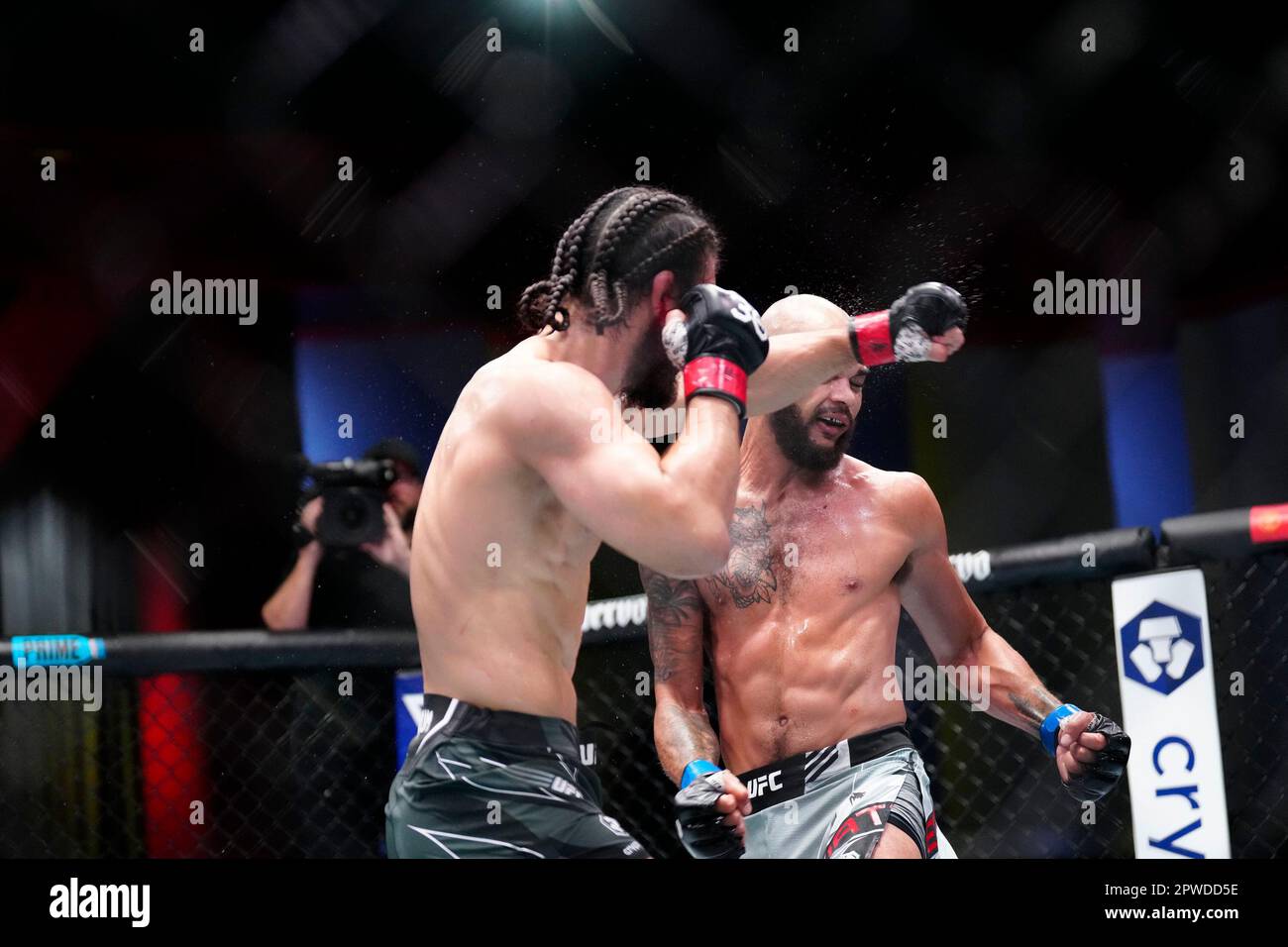 LAS VEGAS, NV - April 29: Josh Quinlan and Trey Waters fight in a ...