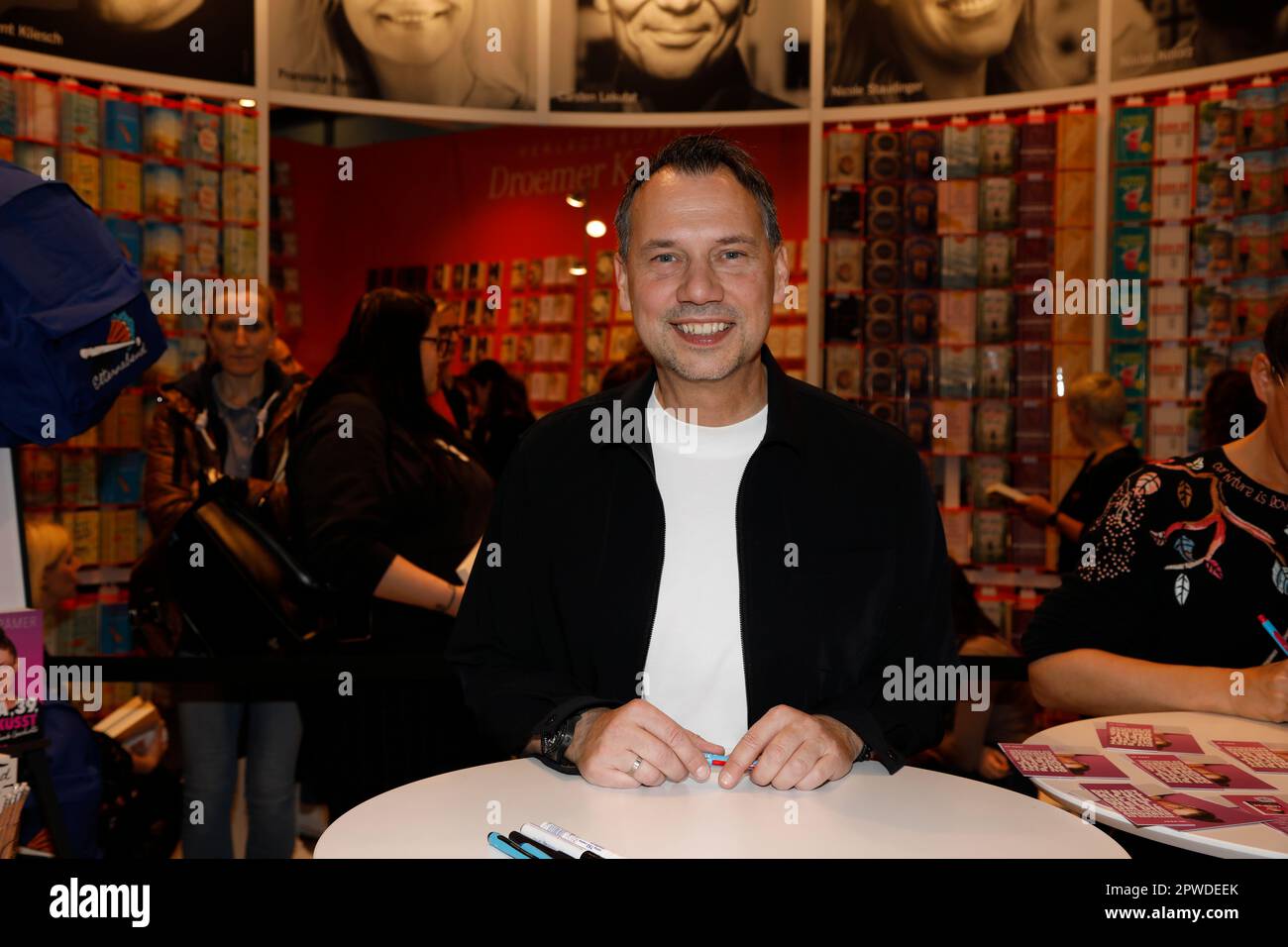 Sebastian Fitzek bei der Signierstunde am Messestand Droemer Knaur auf ...